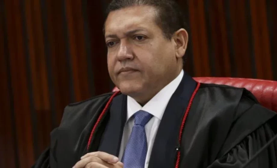 Bolsonaro recebe convite de Nunes Marques para posse no TSE, mas a ...