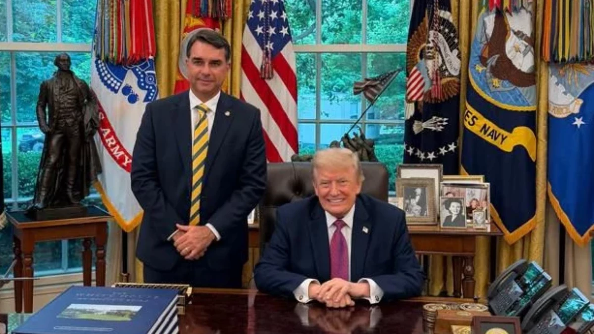 Flávio Bolsonaro é recebido por Trump no Salão Oval da Casa Branca ...