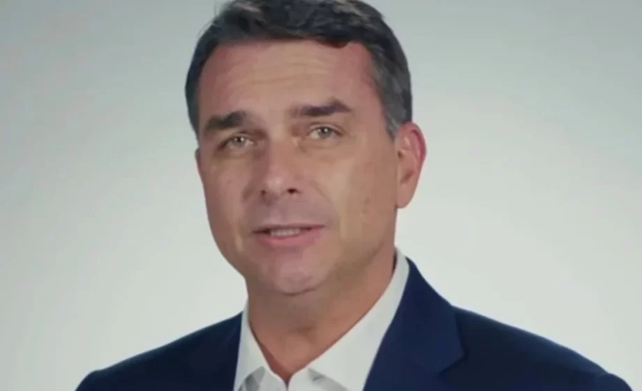 Flávio Bolsonaro vai a Washington defender o Pix e expõe o vazio ...